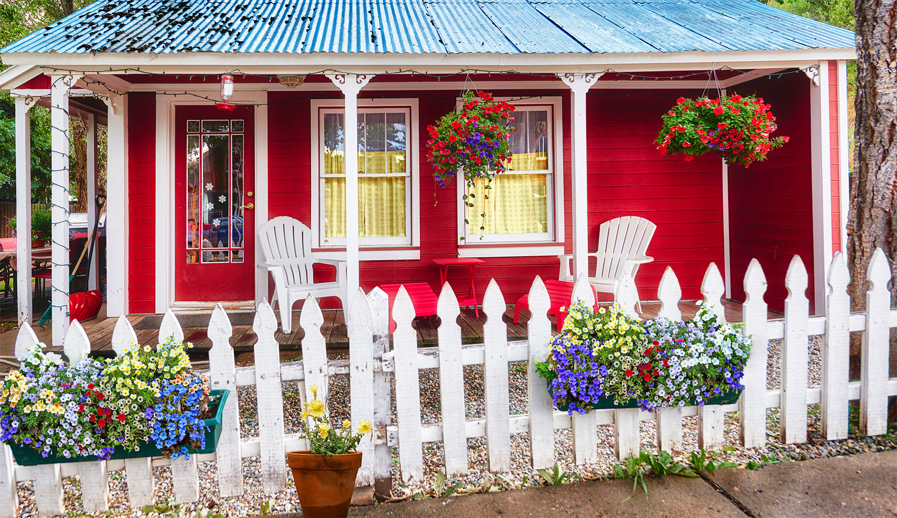 Red Mountain Cottage Jigsaw Puzzle
